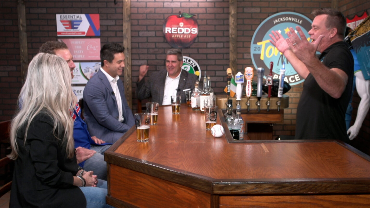 "The Horse's Mouth" with Pam McQuaig, Talmadge Nunnari, Kevin Lao, and ...