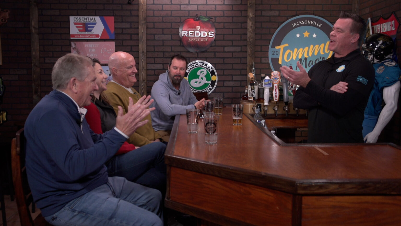 "The Horse's Mouth" with Coach Dave Campo, Mia O' Brien, Matt Hayes ...